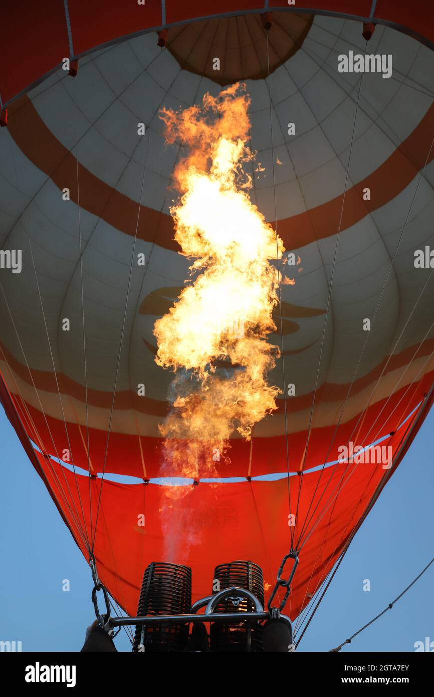 Hot air balloon being inflated by fire Stock Photo - Alamy
