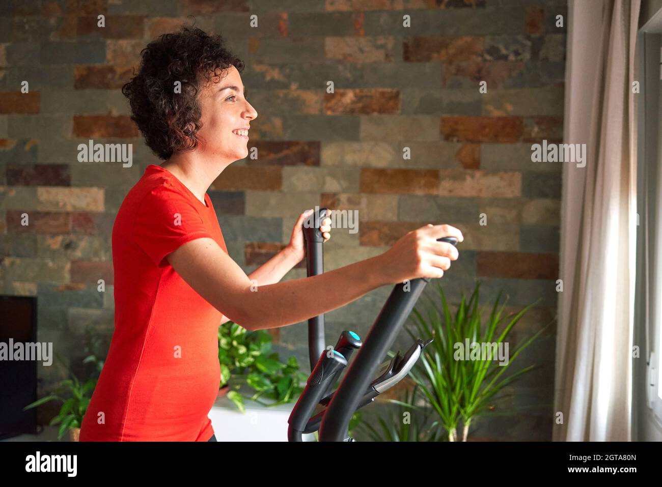 Cross trainer machine hi-res stock photography and images - Alamy