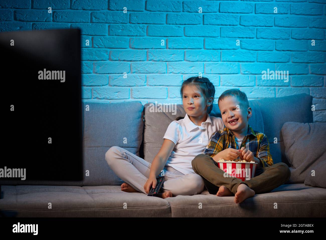 Boy watching tv preteen hi-res stock photography and images - Alamy