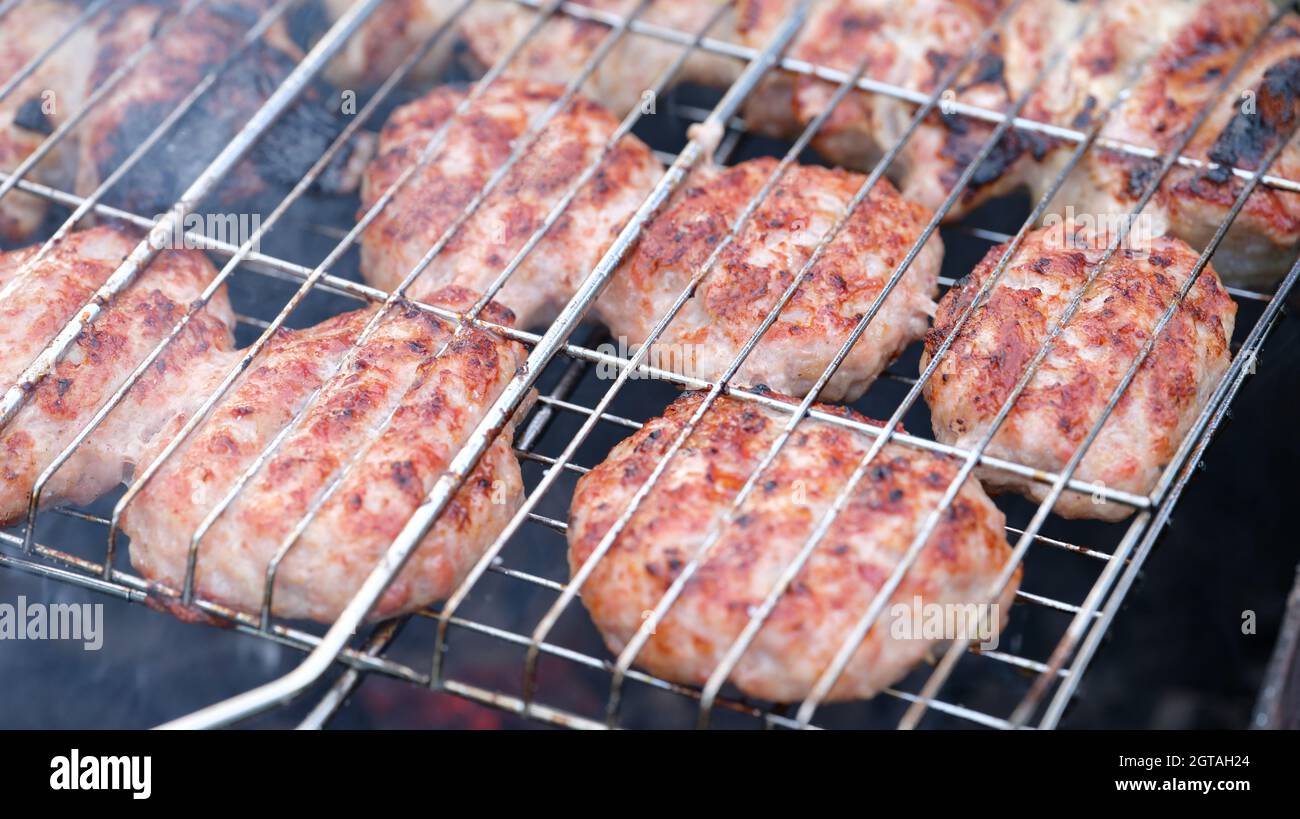 Meat cutlets are grilled on wire rack closeup Stock Photo - Alamy