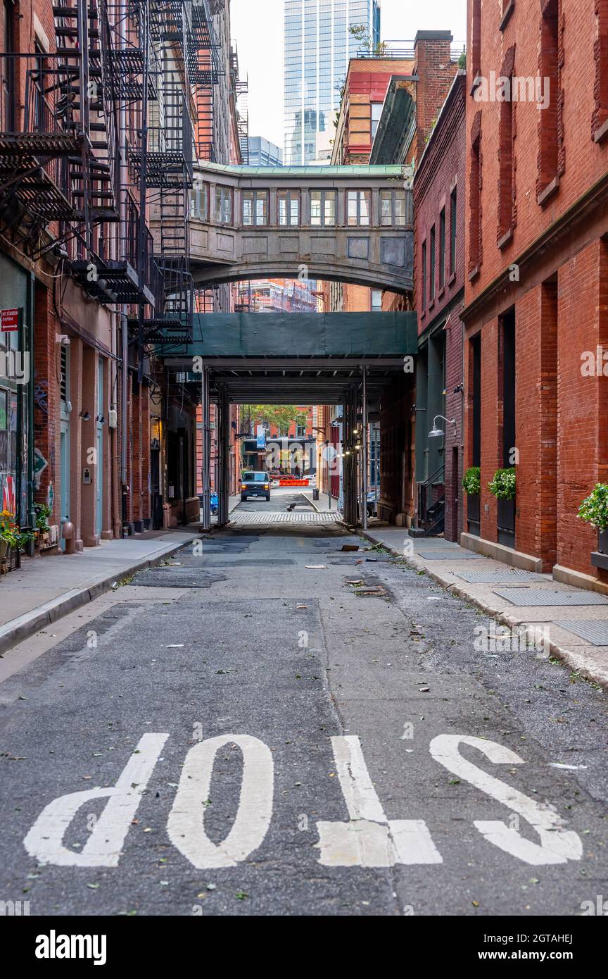 New york city alley way hi-res stock photography and images - Alamy