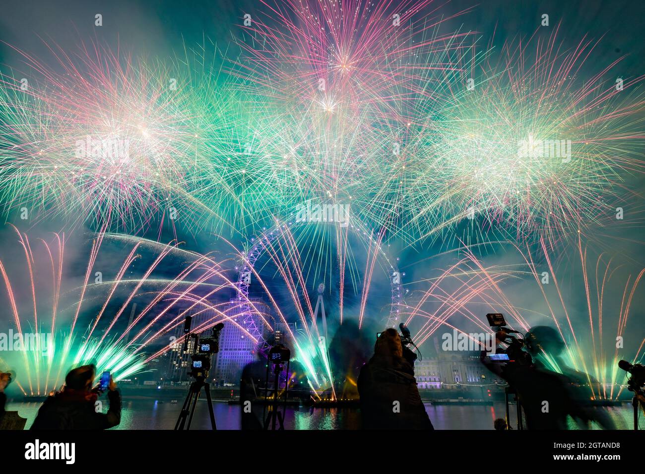 New years eve fireworks london 2020 hi-res stock photography and images ...