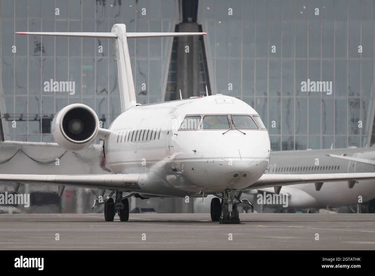 Narrow body regional passenger airplane hi-res stock photography and ...