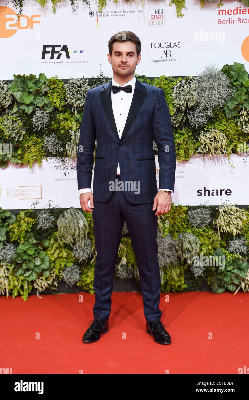 Berlin, Germany. 01st Oct, 2021. Actor Lucas Reiber arrives at the 2021 ...