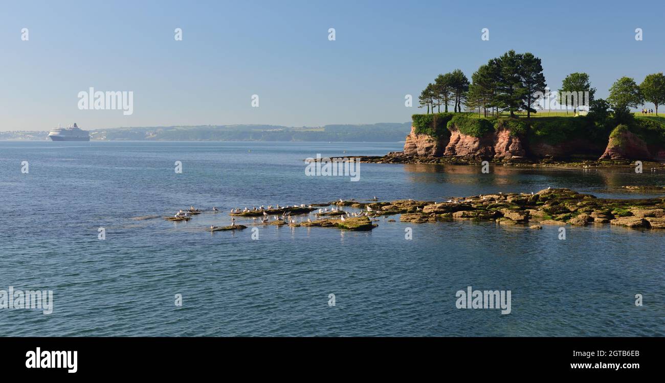 Corbyn's Head, Torquay, South Devon, with Cunard cruise ship Queen ...