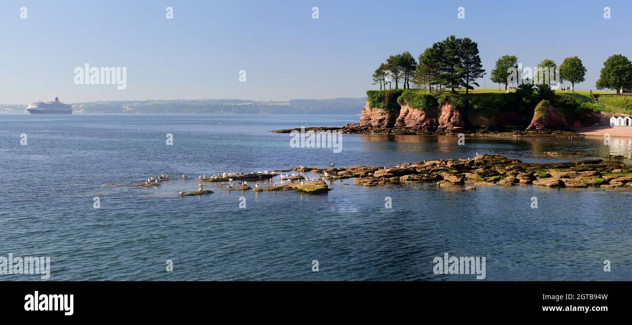 Corbyn's Head, Torquay, South Devon, with Cunard cruise ship Queen ...