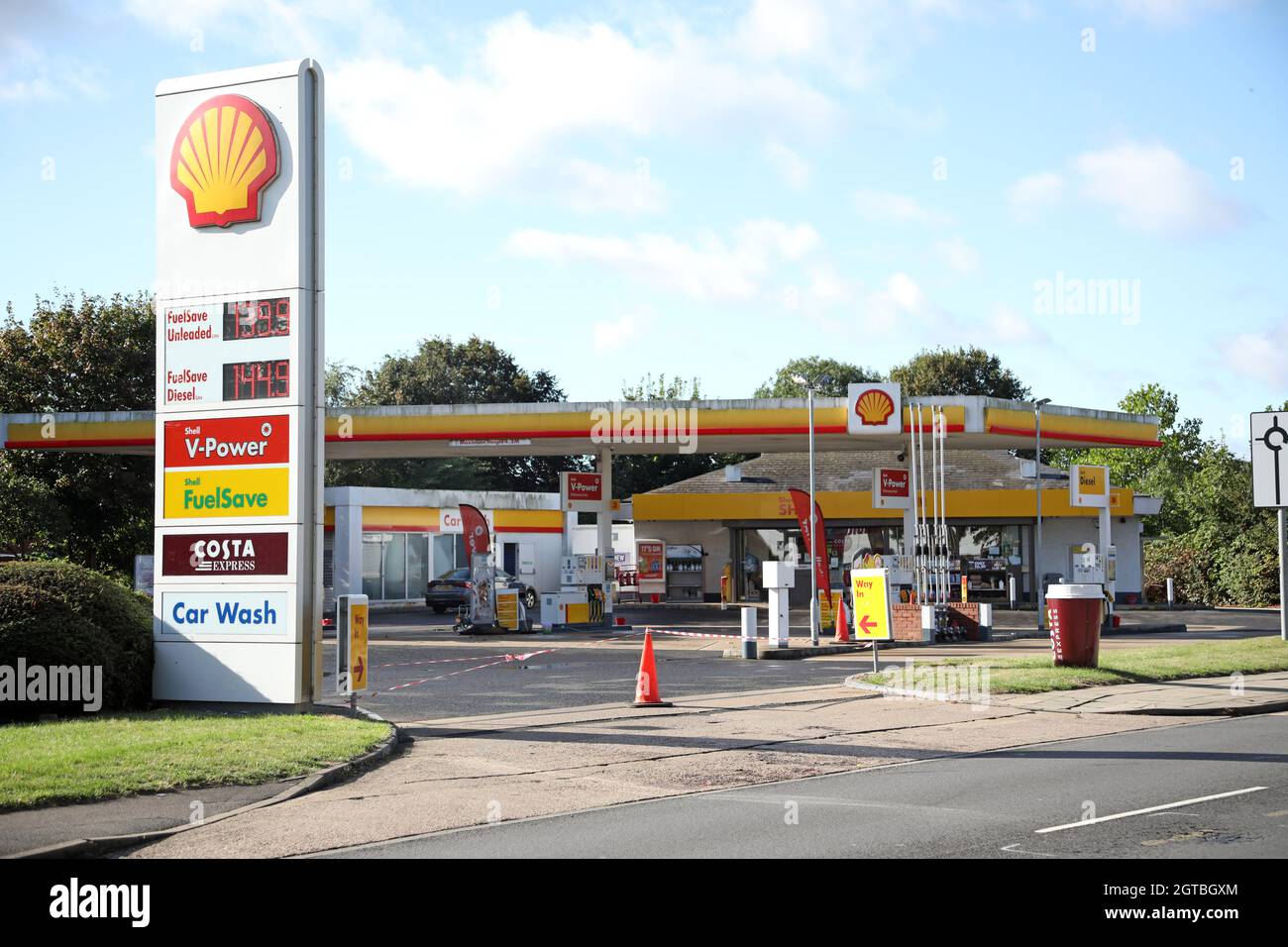 Shell garage hi-res stock photography and images - Alamy