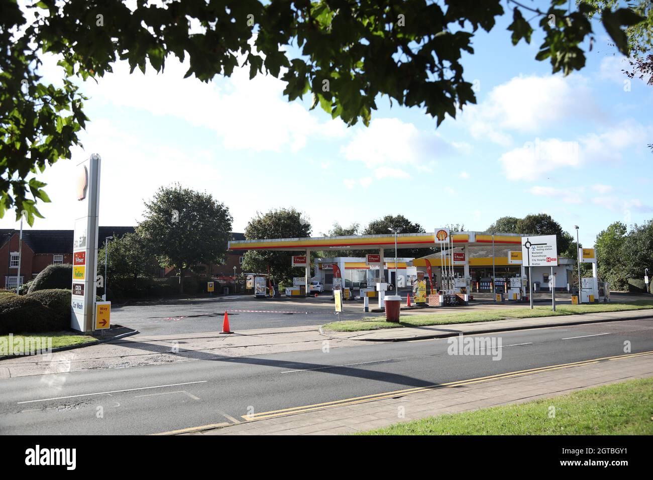 Peterborough, UK. 01st Oct, 2021. This Shell garage has no petrol or ...