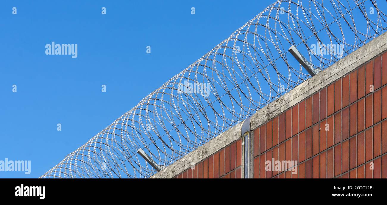 Rooftop barbed wire hi-res stock photography and images - Alamy