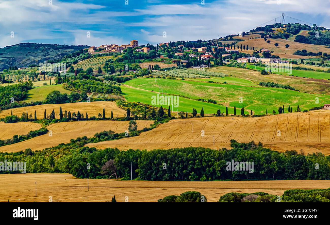 Scenic Tuscany landscape with rolling hills. Italy Stock Photo - Alamy