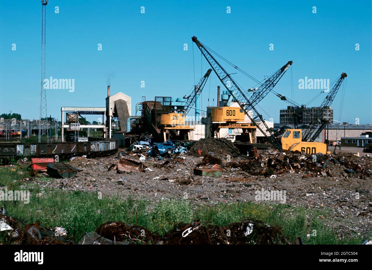 03 Jul 1977 - Willesden, London - Fragmentiser and cranes Stock Photo ...
