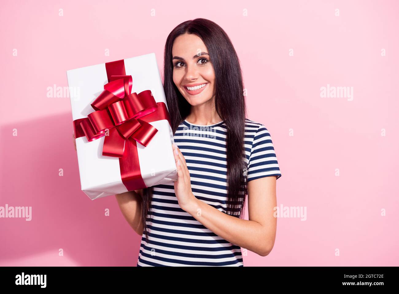 Photo portrait of pretty brunette keeping present gift box on birthday ...