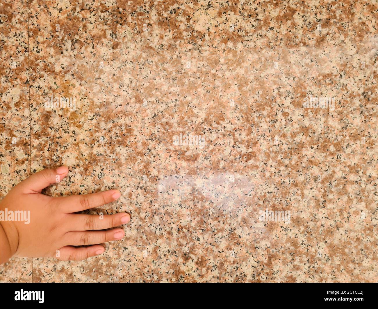 Child scratch rock hi-res stock photography and images - Alamy