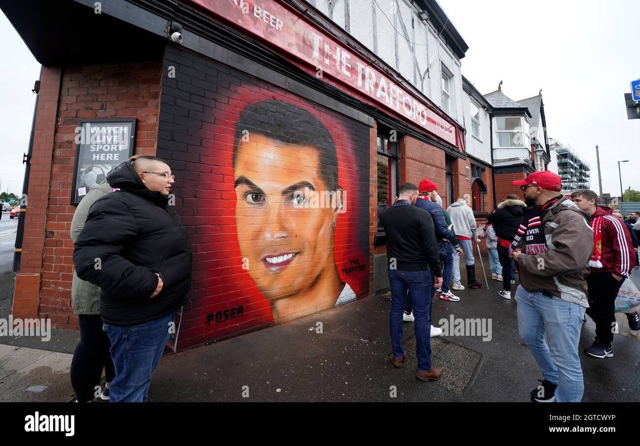 Manchester, UK. 2nd October 2021. Fans queue outside the Trafford pub ...