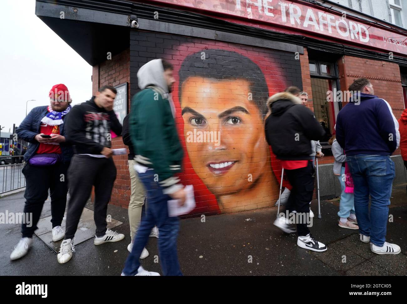 Manchester, UK. 2nd October 2021. Fans queue outside the Trafford pub ...