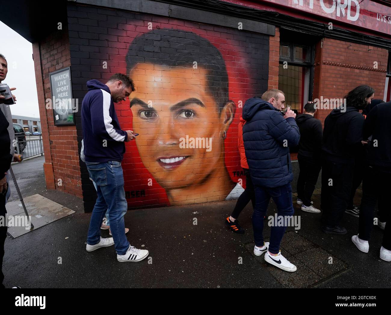 Manchester, UK. 2nd October 2021. Fans queue outside the Trafford pub ...