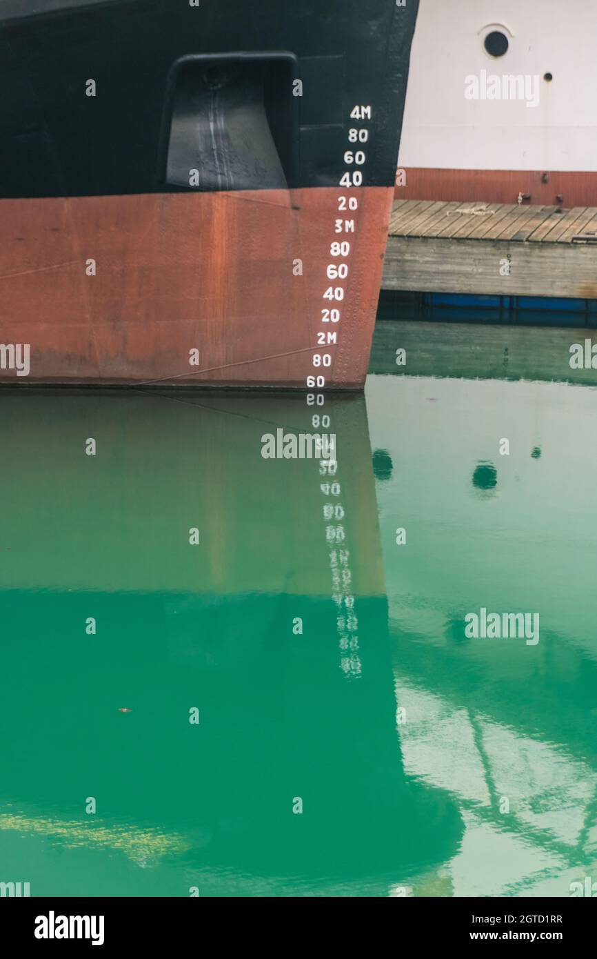 Deep bow hi-res stock photography and images - Alamy