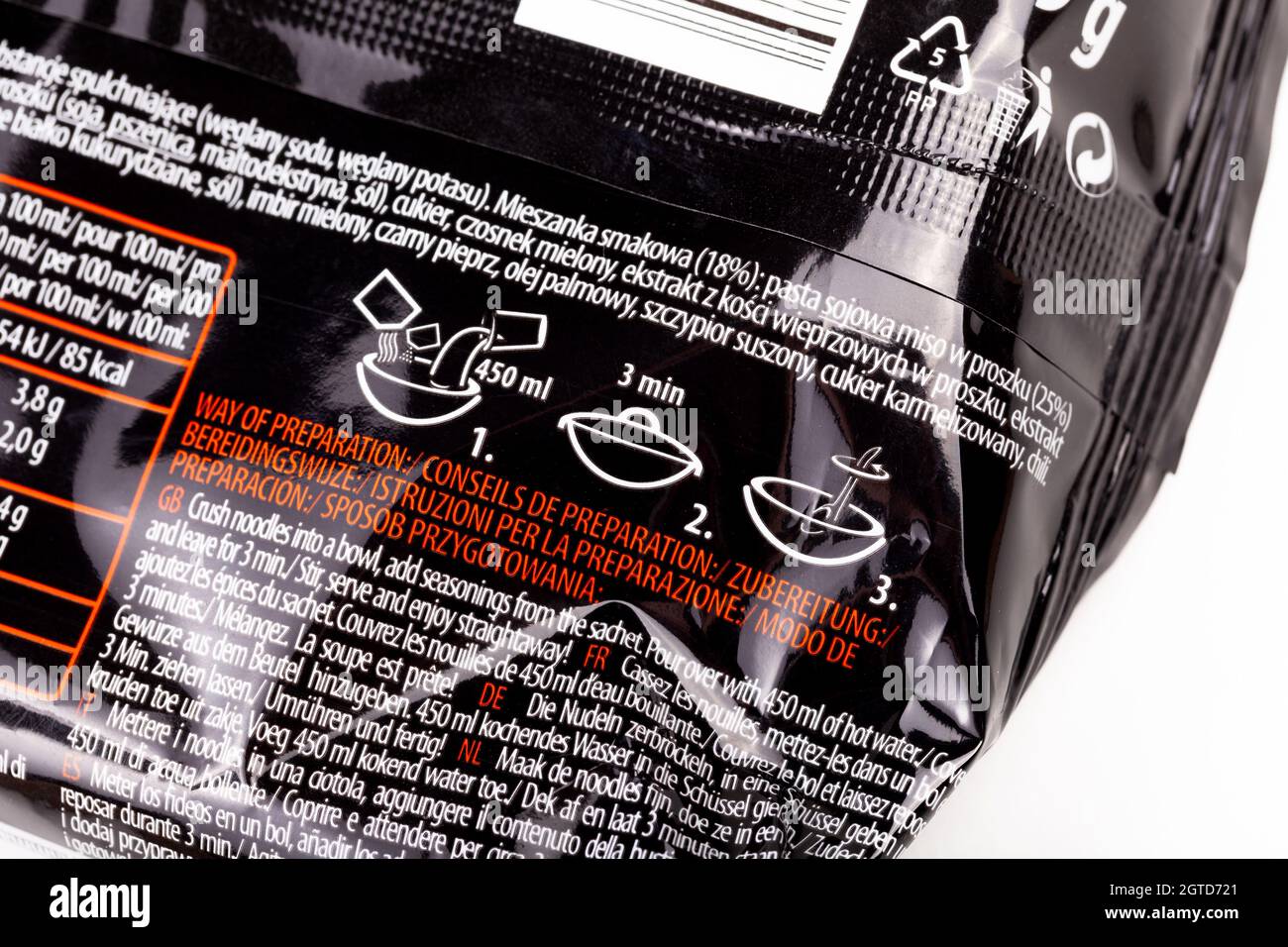 Oyakata instant noodle soup simple preparation instructions, three ...