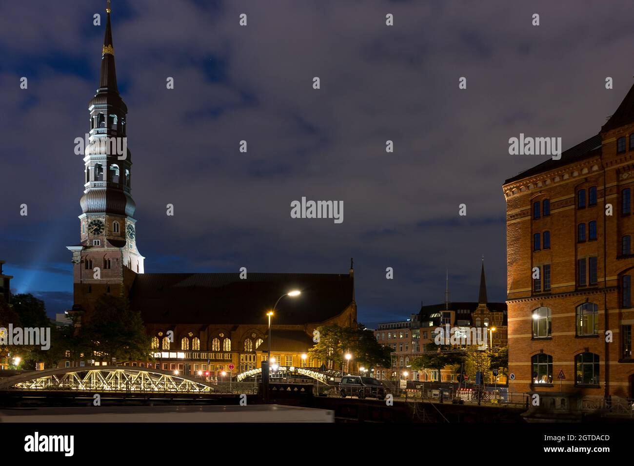 Night lights of church hi-res stock photography and images - Alamy