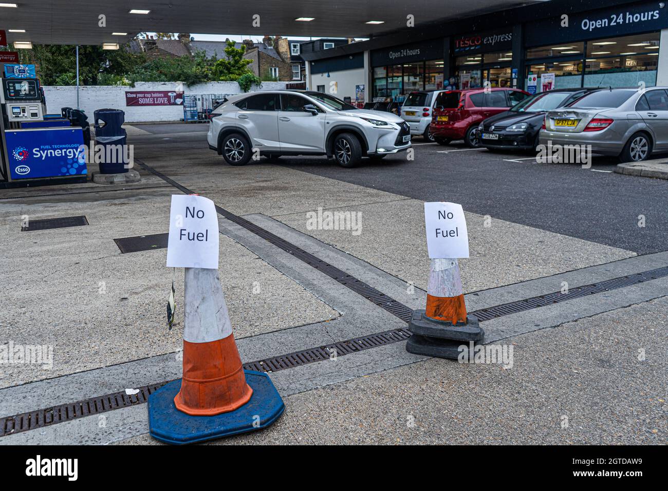 Esso signs hi-res stock photography and images - Alamy