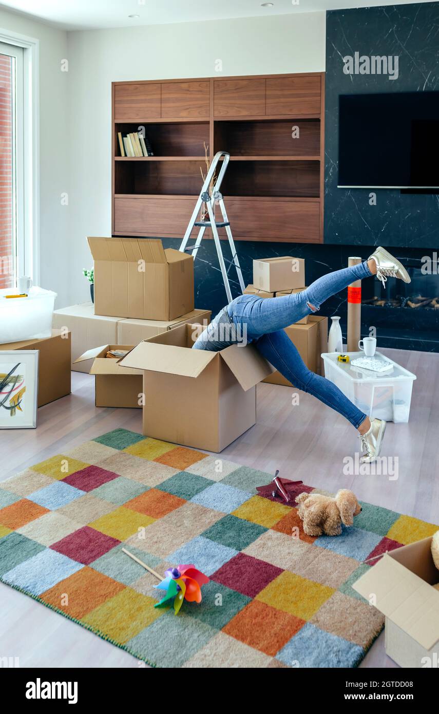 One leg in box hi-res stock photography and images - Alamy