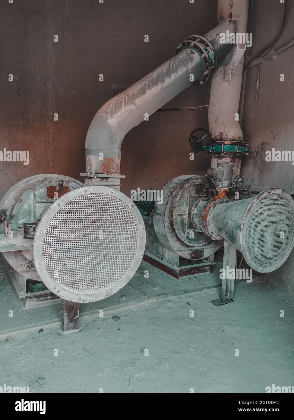 Large heavy metal piece hi-res stock photography and images - Alamy