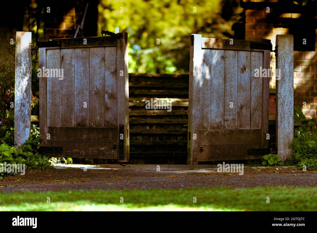 Man field gate hi-res stock photography and images - Alamy