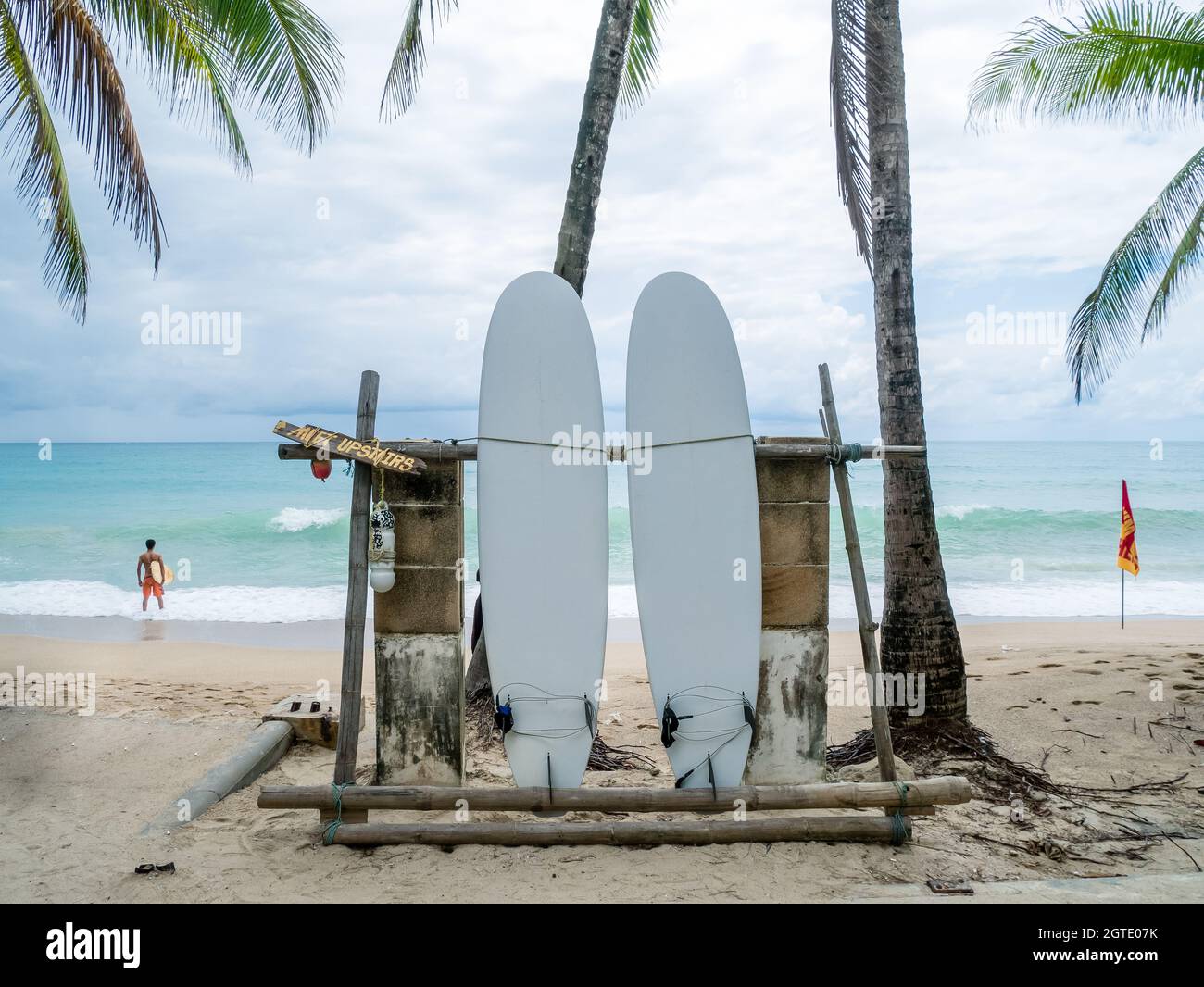 Abandoned surfboard hi-res stock photography and images - Alamy