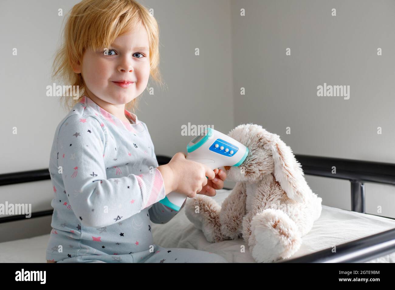 Doctor takes temperature hi-res stock photography and images - Alamy