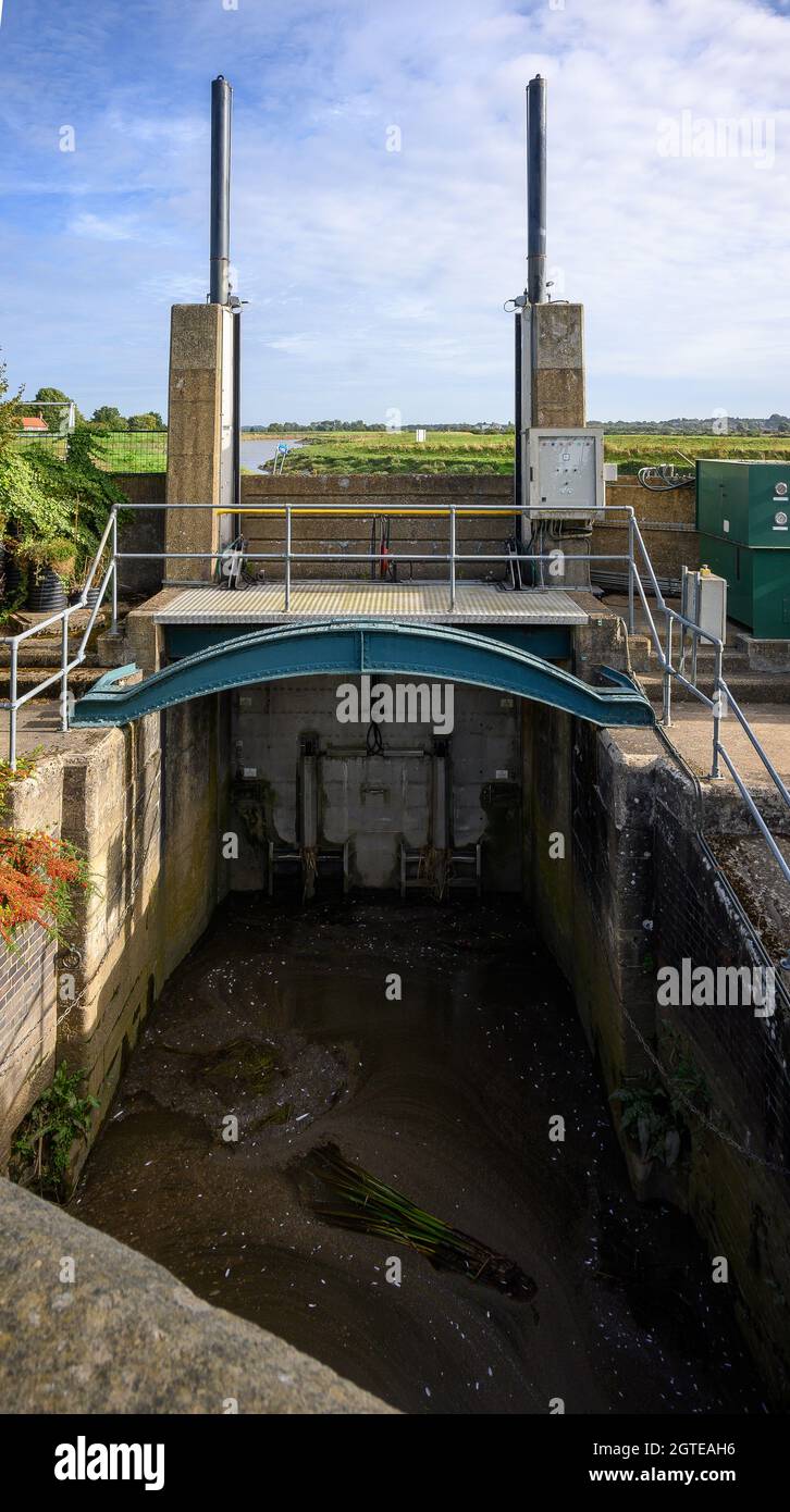 A view of the lock (sluice) at Salters Lode, Cambridgeshire, UK Stock ...