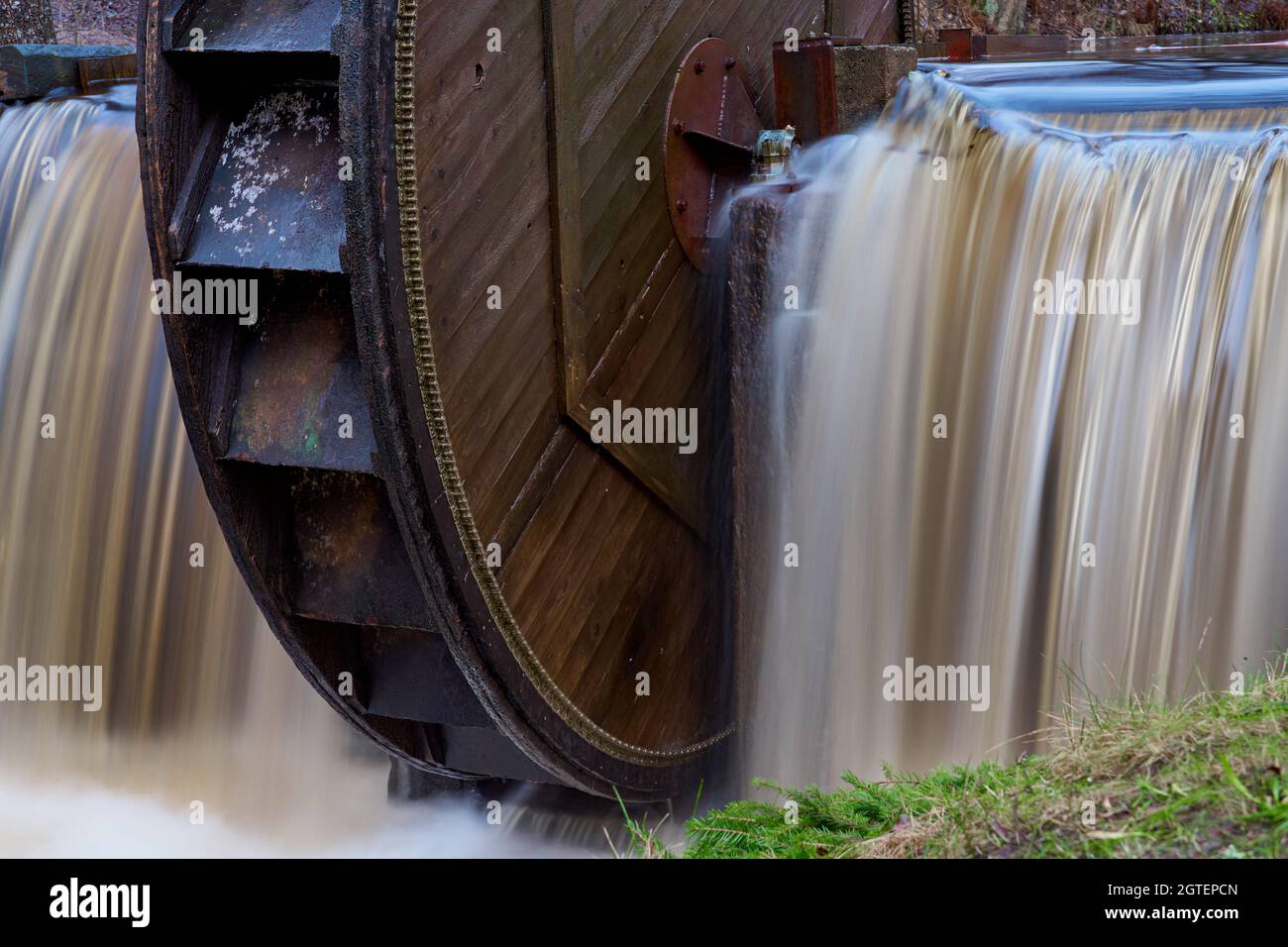 Mill water old wheel river dam hi-res stock photography and images - Alamy
