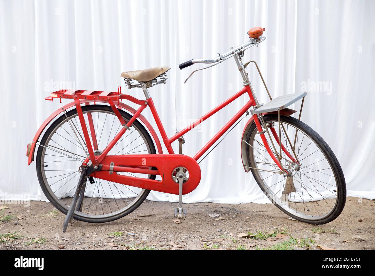 Cartoon retro bicycle on white hi-res stock photography and images - Alamy
