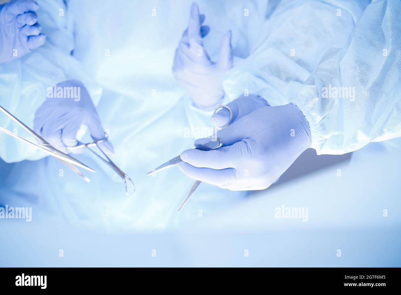 Close up of a surgeons hands hi-res stock photography and images - Alamy