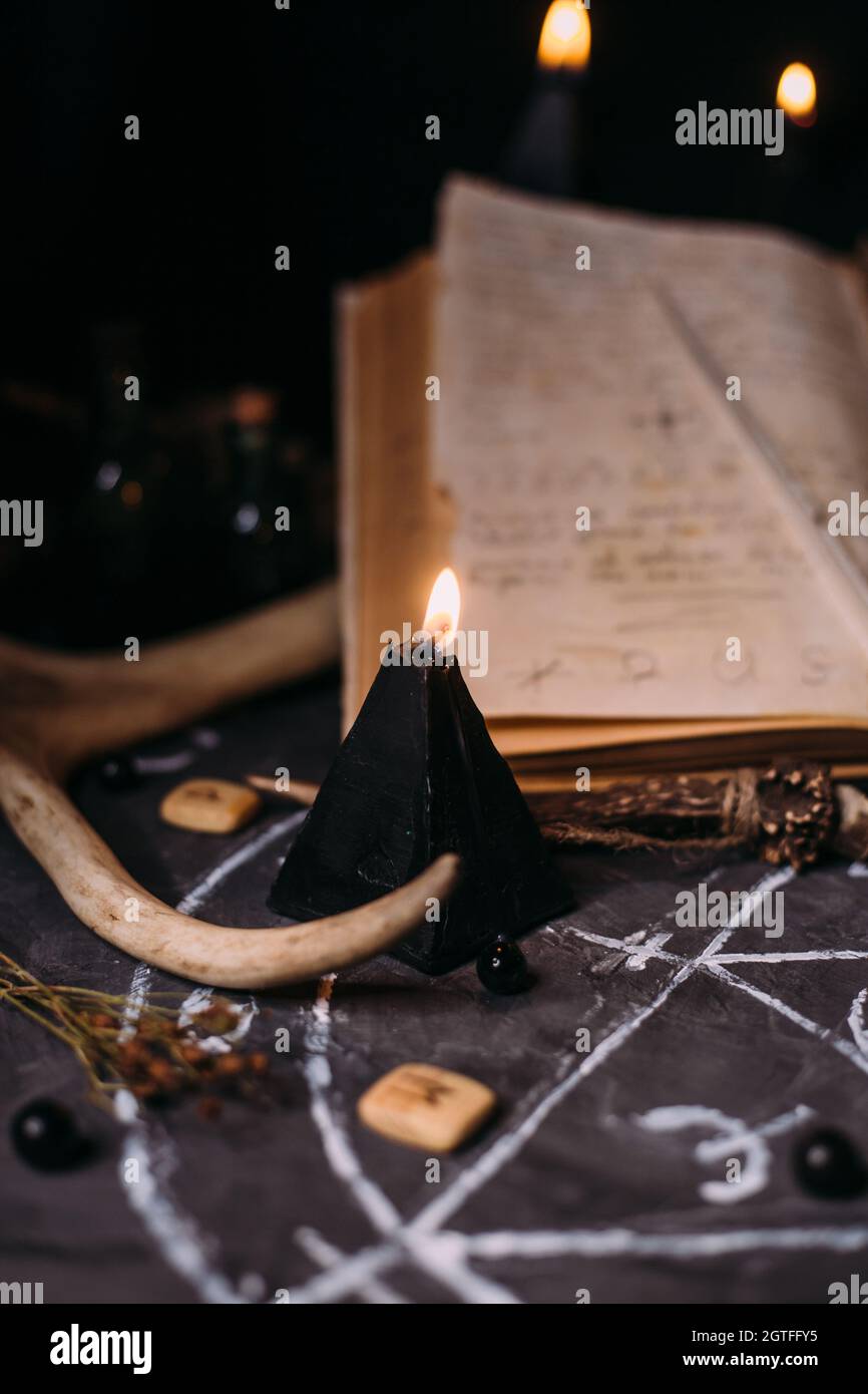 Black magic book hi-res stock photography and images - Alamy