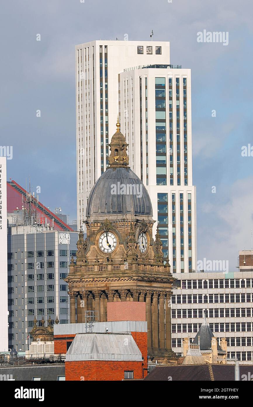 Leeds Old & new buildings. The Town Hall & Yorkshire's tallest building ...