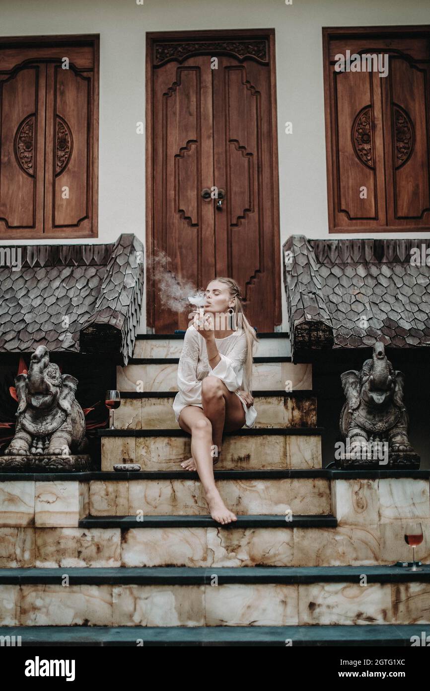 House steps smoking hi-res stock photography and images - Alamy