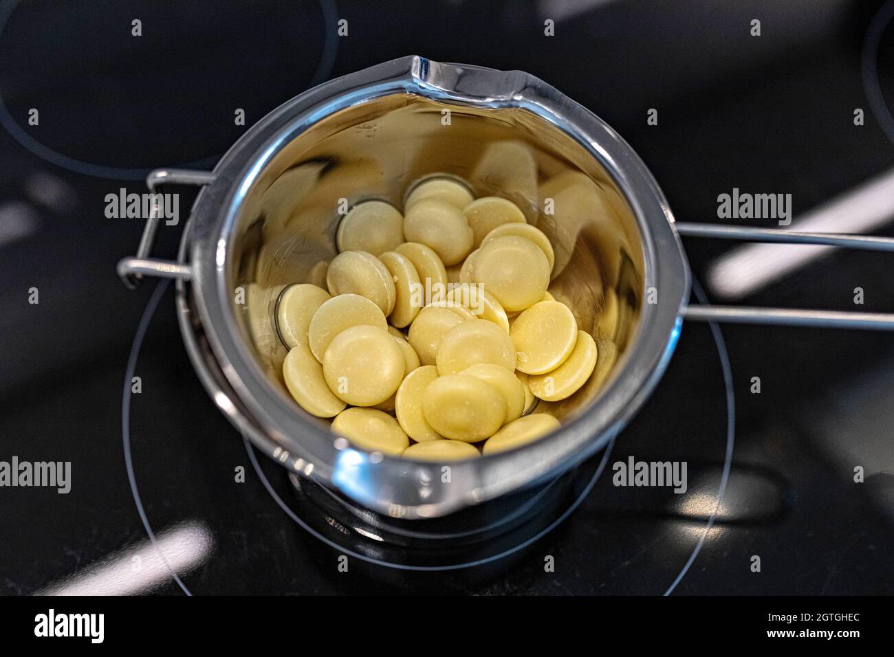 Water bath cooking hi-res stock photography and images - Alamy