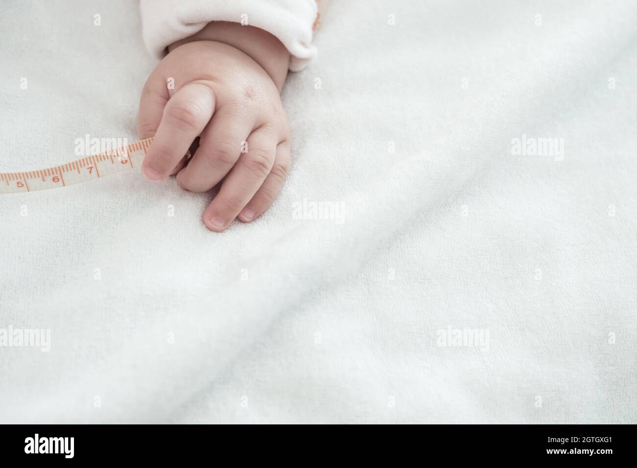 Toddler girl measuring height hi-res stock photography and images - Alamy