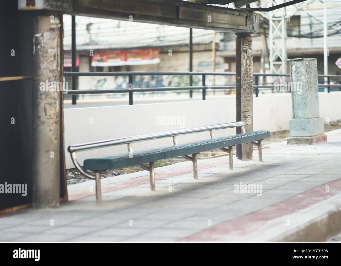 Bus bench ad hi-res stock photography and images - Alamy