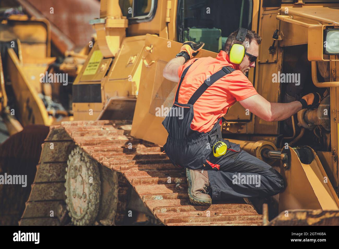 Bulldozer side view hi-res stock photography and images - Alamy