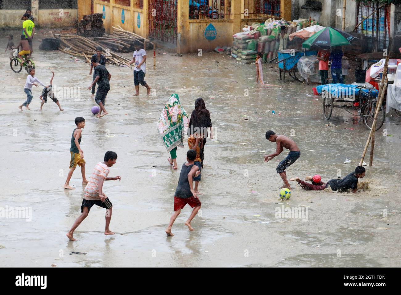 Dhaka bangladesh slum hi-res stock photography and images - Alamy