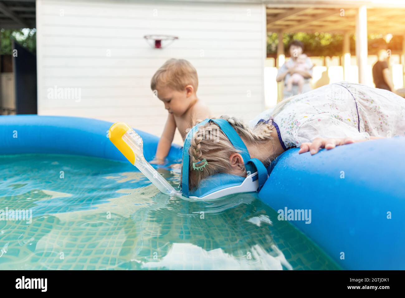 Scuba diving 2 girls hi-res stock photography and images - Alamy
