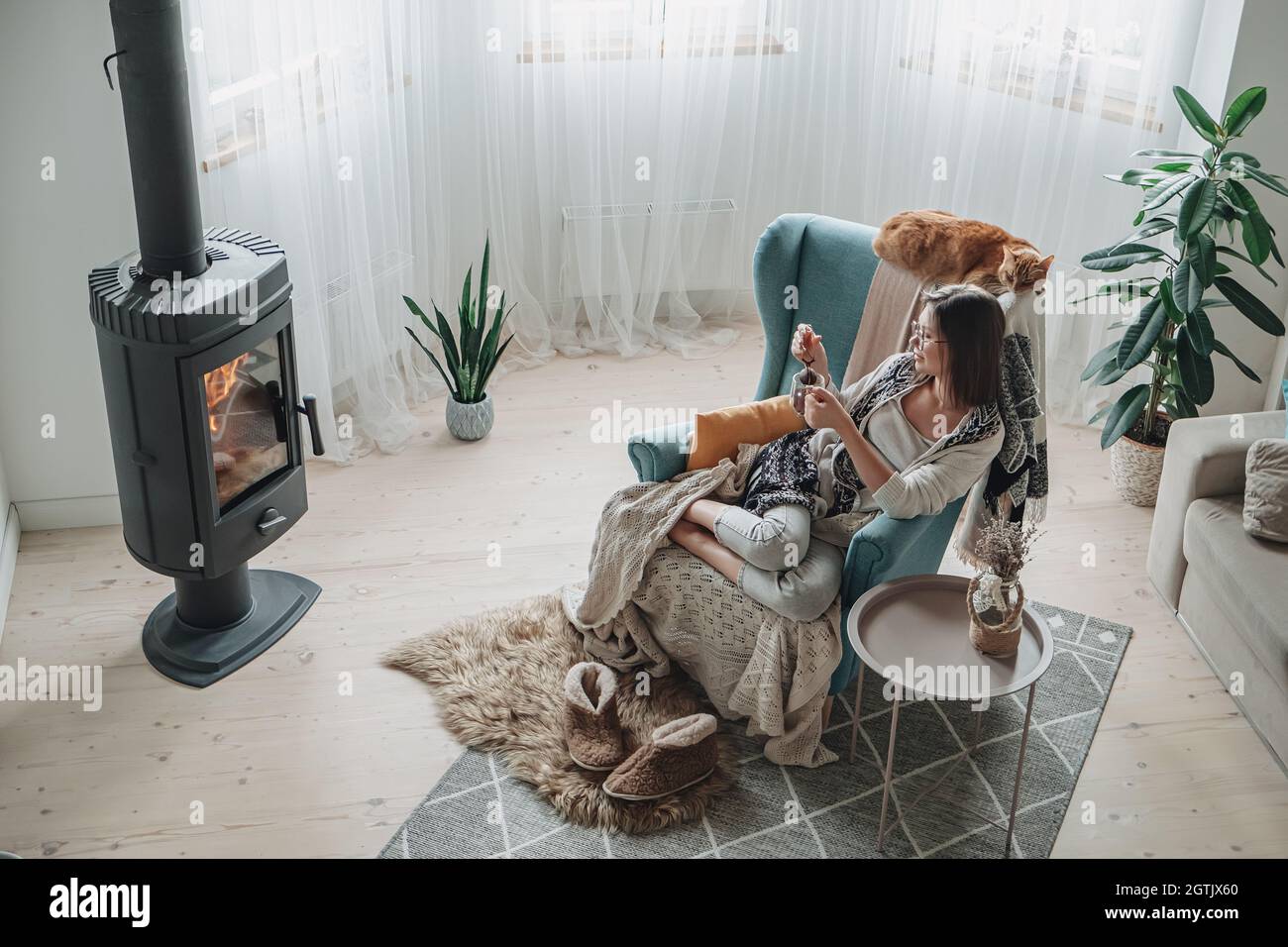 Young person at home with cat hi-res stock photography and images - Alamy