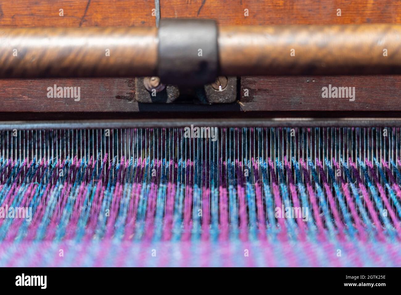 Tweed weaving scotland hi-res stock photography and images - Alamy