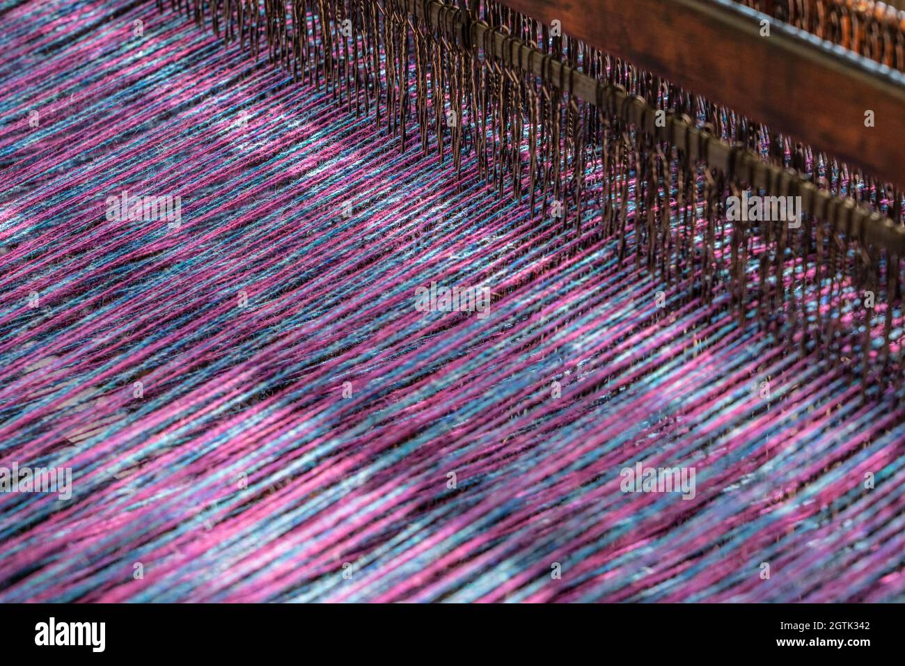 Tweed weaving scotland hi-res stock photography and images - Alamy