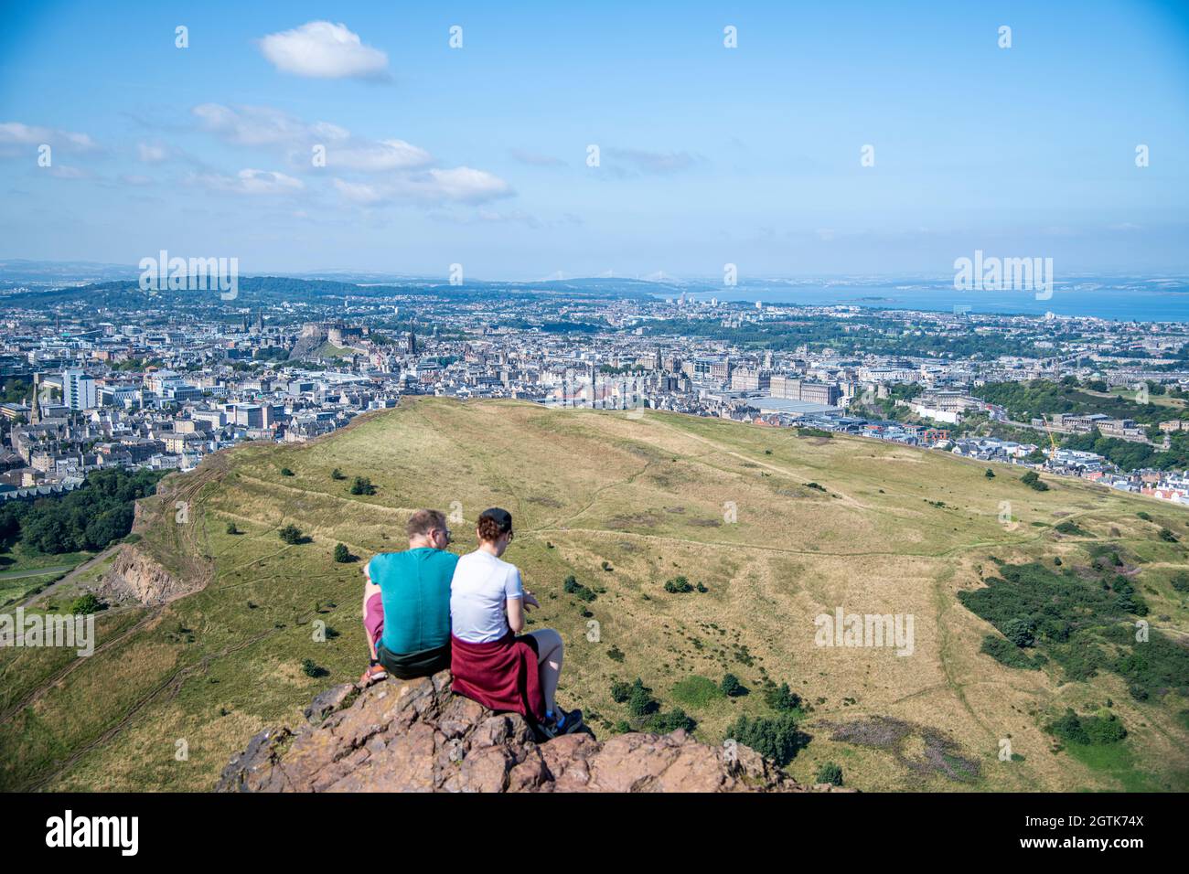 Arthurs seat edinburgh view people hi-res stock photography and images ...