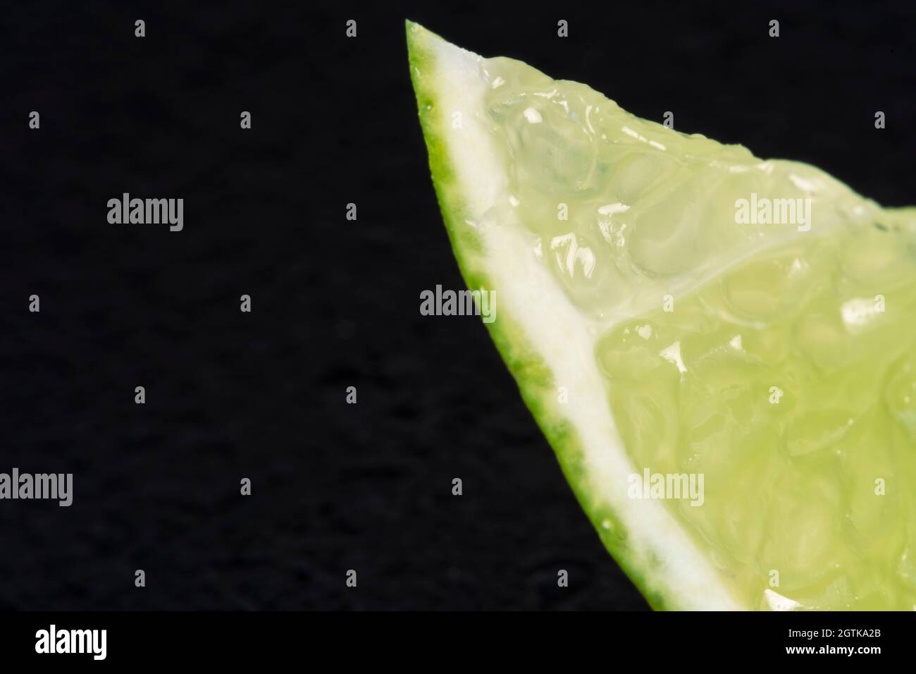 Macro fruit: Ripe lime slice extreme close-up with black background, horizontal format Stock ...