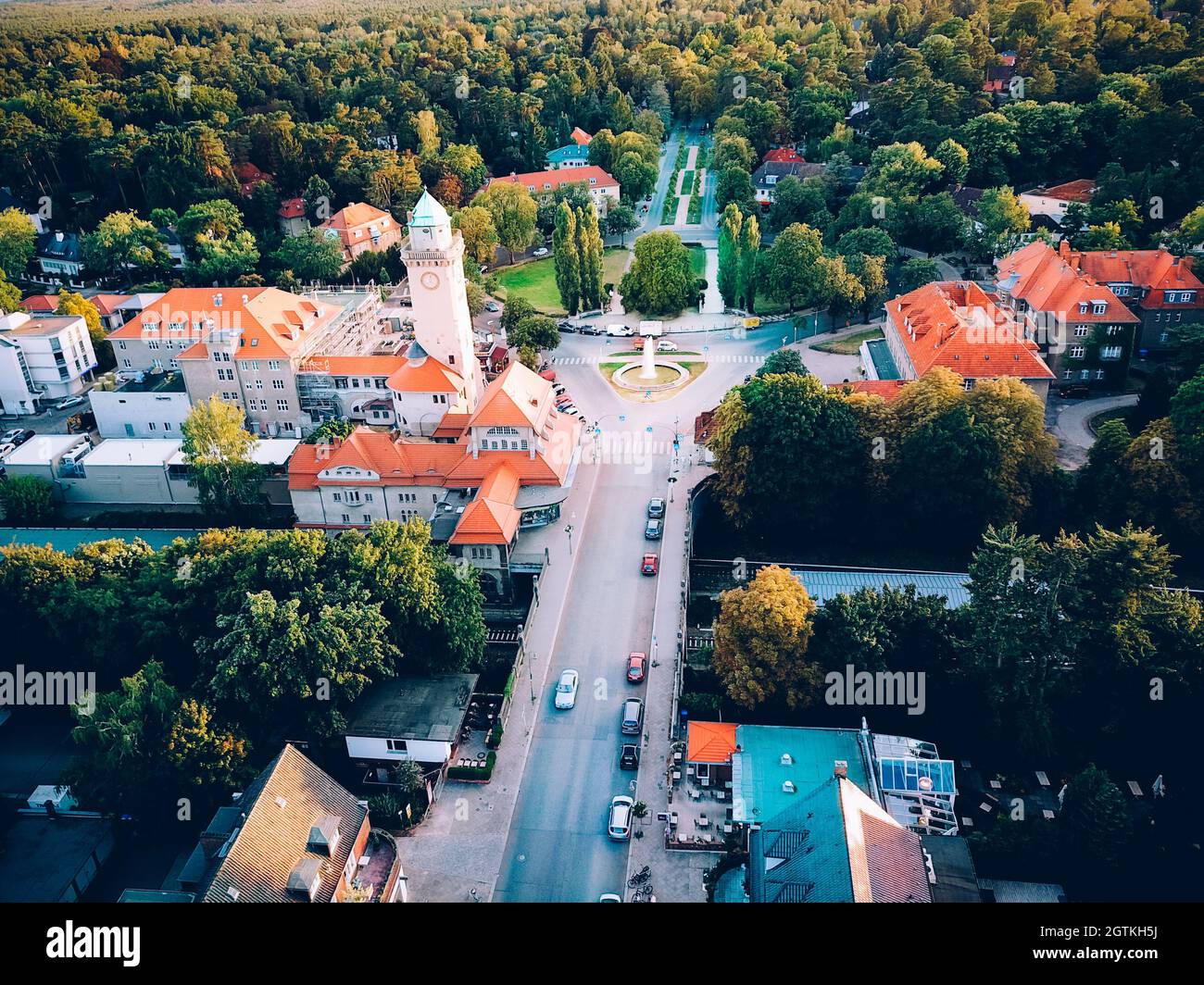 Average high street hi-res stock photography and images - Alamy