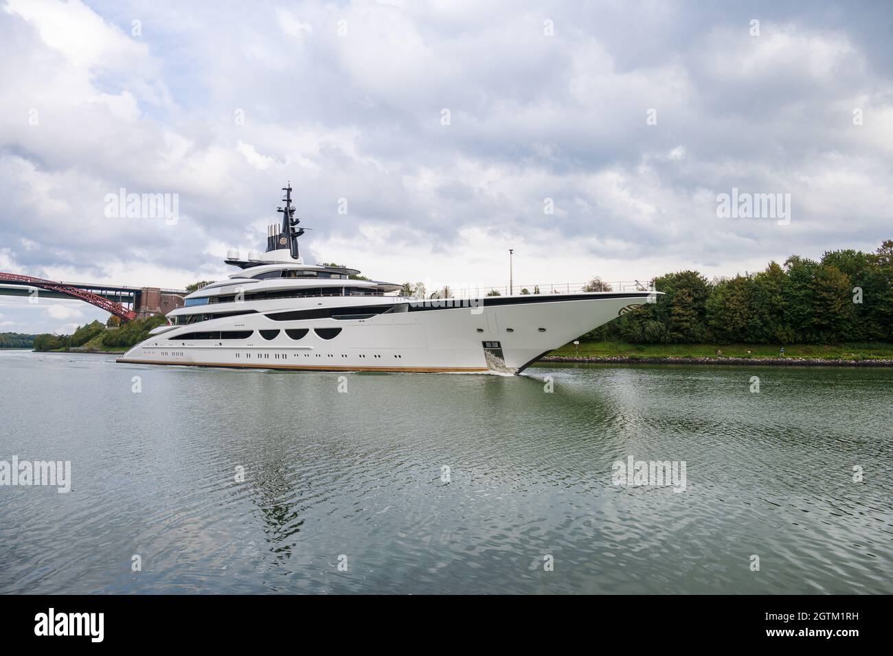 Die bei der Lürssen Werft gebaute Luxusyacht „My Enzo“ heute durch die ...