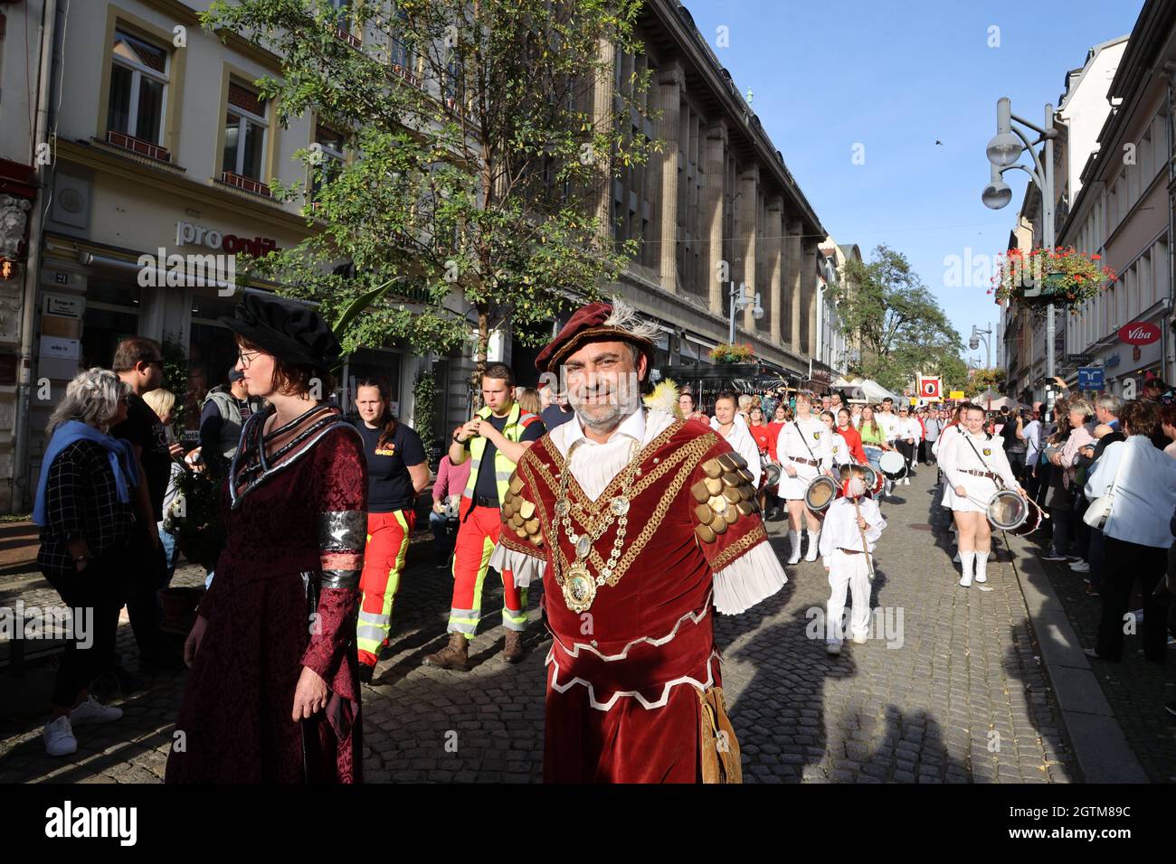 Historical garb hi-res stock photography and images - Alamy